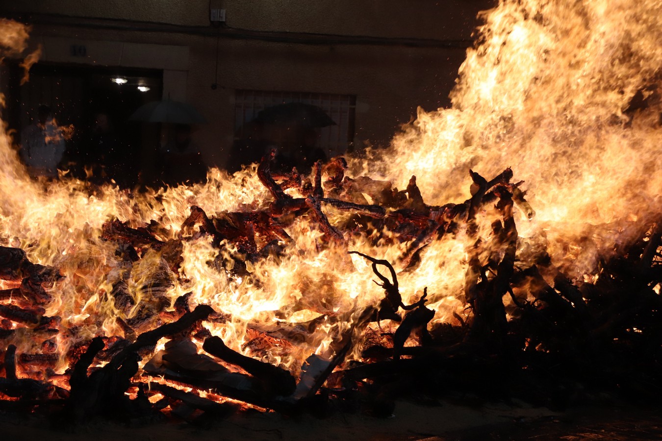La lluvia empañó la celebración de la hoguera de San Antón